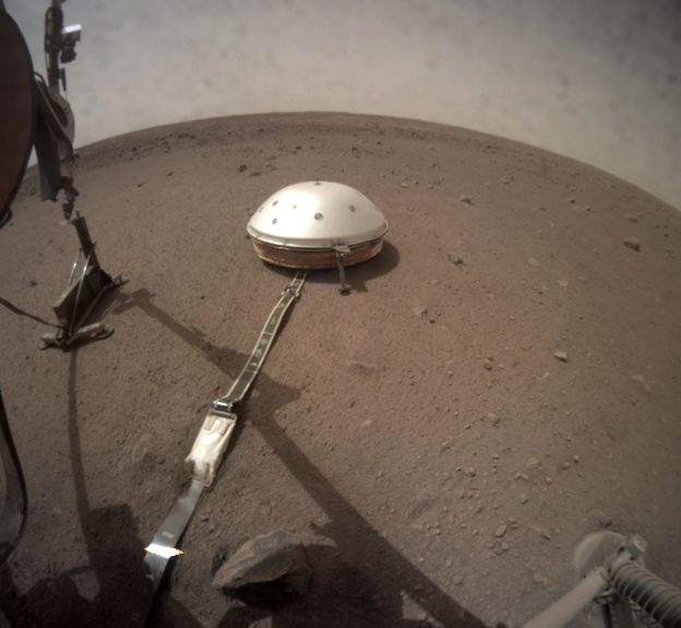 Nasa's InSight mission: Mars 'mole' put on planet's surface - BBC News