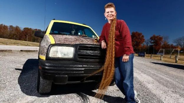 Tennessee woman sets record for world's longest mullet - BBC News