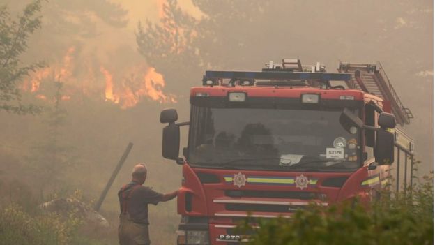 Crews remain at scene of Daviot wildfire - BBC News