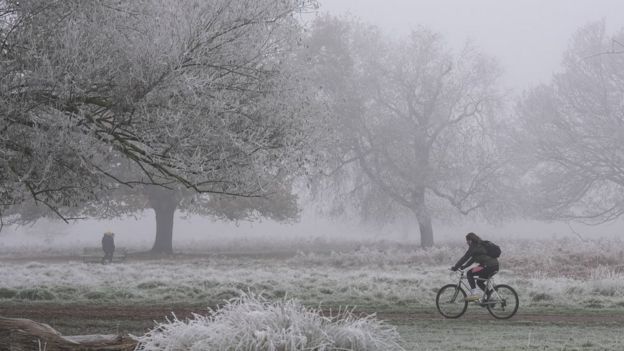 Snow and icy conditions to hit London as yellow alert issued - BBC News