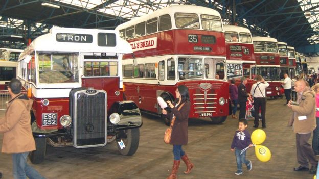 Vintage bus trips for passengers at Doors Open Day in Edinburgh - BBC News