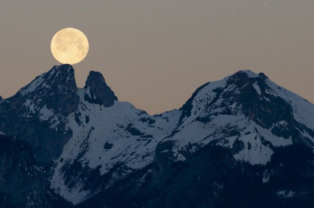 In pictures: Stunning Wolf Moon dazzles around the world - BBC News