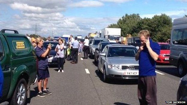 Propane tanker fire shuts M56 motorway near Chester - BBC News