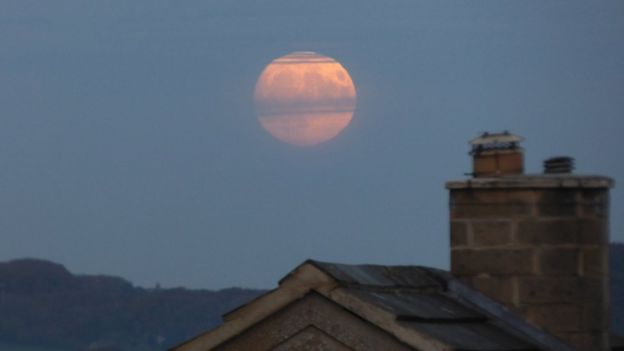 In pictures: The 'supermoon' - BBC News
