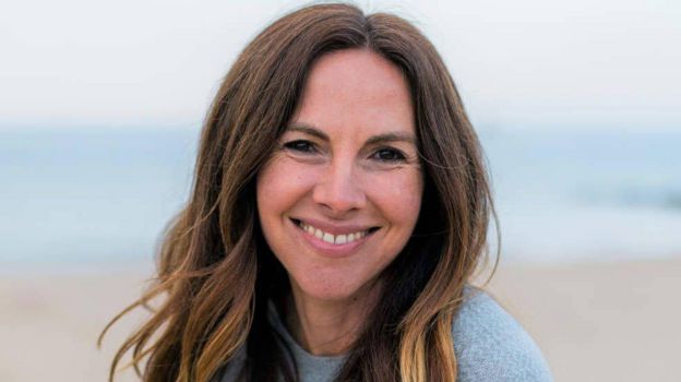 Lucy Clarke: How Bournemouth coast inspires bestselling author - BBC News