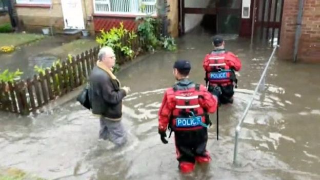 Flash-flooding brings parts of London and Kent to standstill - BBC News