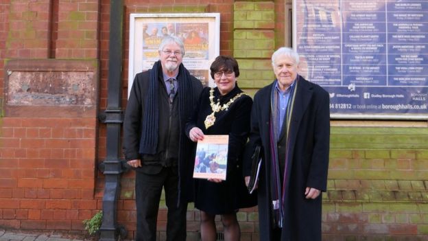 Percy Shakespeare: Blue plaque unveiled to remember artist - BBC News