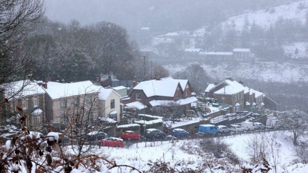 Snow and travel delays expected as Arctic blast hits UK - BBC News