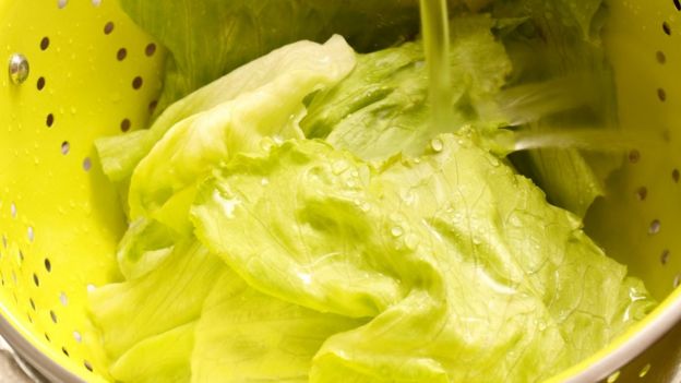 Washing salad and vegetables: What is the best technique - BBC News