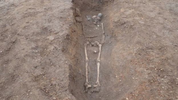Cambridge Anglo-Saxon graveyard found under King's College halls - BBC News