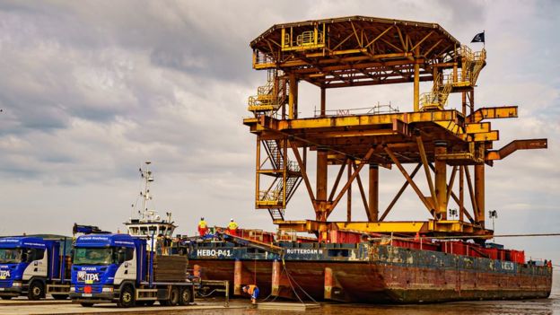 Weston-super-Mare See Monster art installation arrives - BBC News