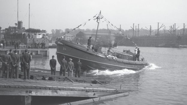 Historic lifeboat images go on show at Poole Museum - BBC News