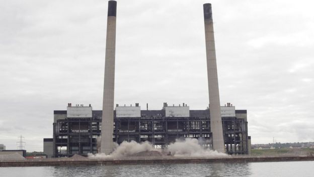 Thousands watch Cockenzie Power Station chimney demolition - BBC News