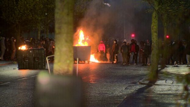 Belfast: Police attacked during another night of violence - BBC News