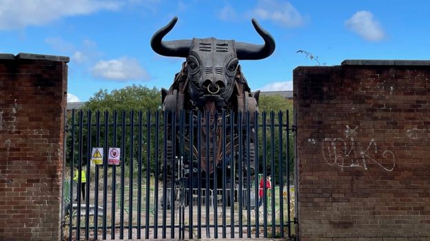Commonwealth bull gets New Street station home - BBC News