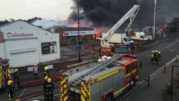 Fire breaks out at Southampton fireworks store - BBC News