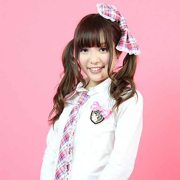 Yaeba dentistry: The appeal of pointy teeth - BBC News