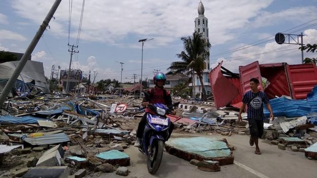 In pictures: Tsunami devastation in Sulawesi - BBC News