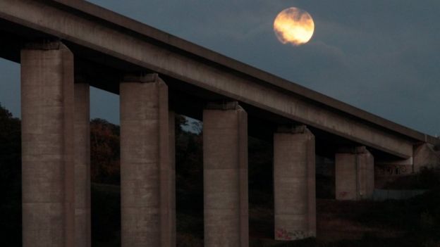 In pictures: The 'supermoon' - BBC News