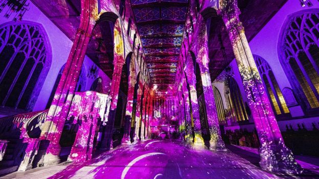 Hull Minster's interior illuminated in colourful light show - BBC News