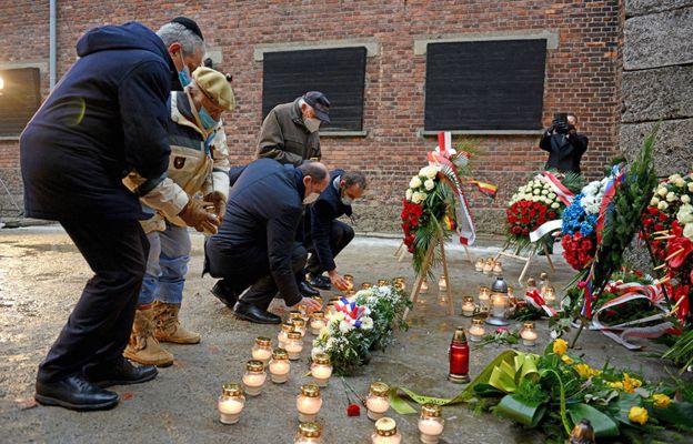 Survivors and leaders mark Holocaust Memorial Day - BBC News