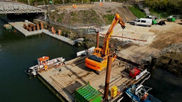 Engineers 'working round the clock' to fix Nuneham viaduct - BBC News