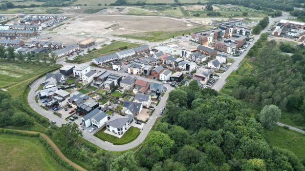 Graven Hill: Inside the UK's biggest self-build development - BBC News
