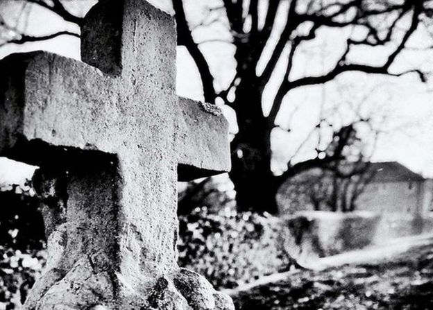 Coronavirus: What can the 'plague village' of Eyam teach us? - BBC News