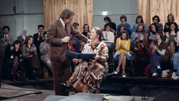 Mastermind: The man behind 50 years of glass trophies - BBC News