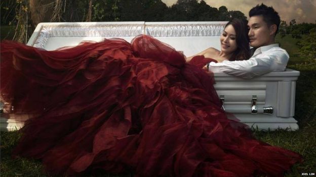 'Why I staged my wedding photos in a coffin' - BBC News