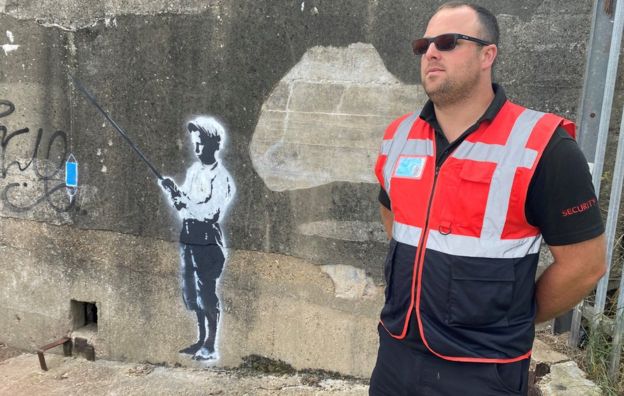Council hires security to guard Banksy-style Harwich mural - BBC News