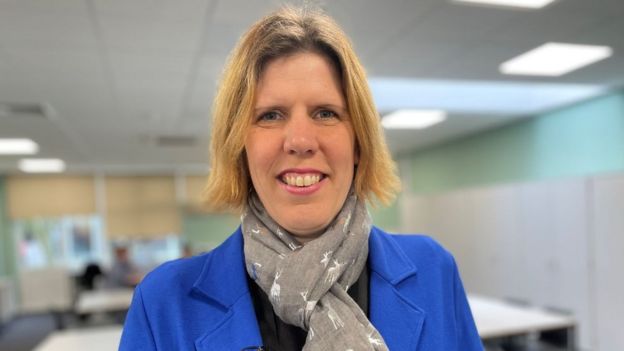 School staff recruitment 'challenging' says Hertfordshire agency - BBC News