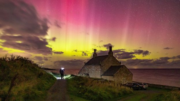 Northern Lights: England's skies glow in aurora spectacle - BBC News
