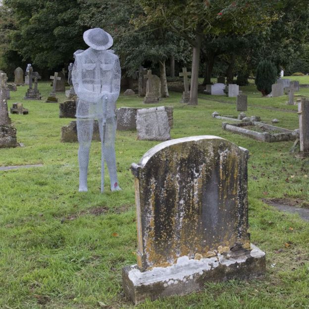 Ghost sculptures of WW1 soldiers erected in cemetery - BBC News