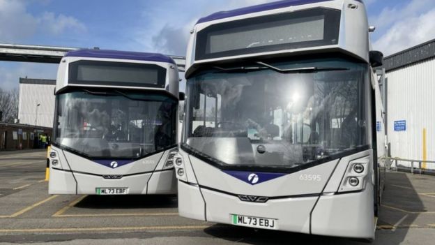 Leeds buses: New electric fleet takes to the roads - BBC News