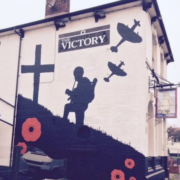 The Victory in Hereford's wall mural marks Remembrance - BBC News