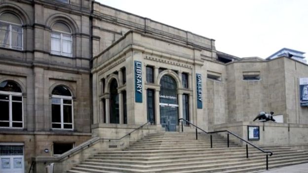 Leeds Art Gallery reopens with 'new' glass roof - BBC News
