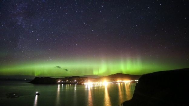 In pictures: Aurora Borealis lights up sky above Scotland - BBC News