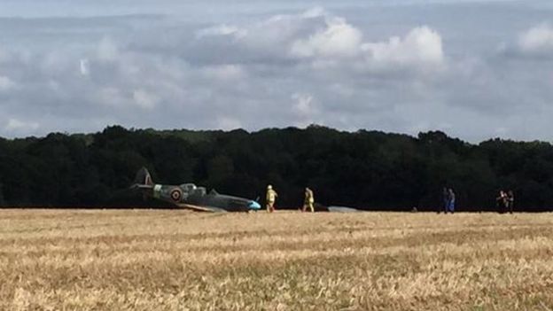 Spitfire plane crash-lands in Kent field - BBC News
