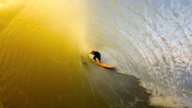 Swell time for UK surf photographers - BBC News