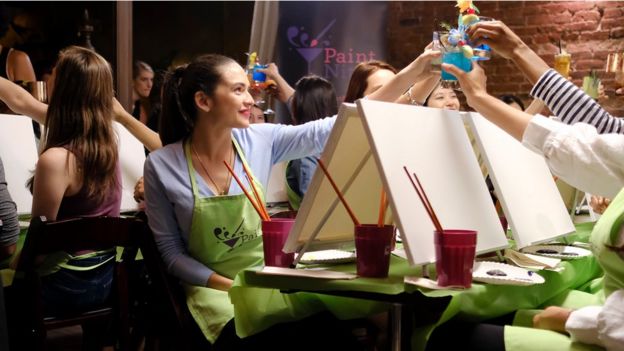 Art and wine: Learning to paint while drinking - BBC News