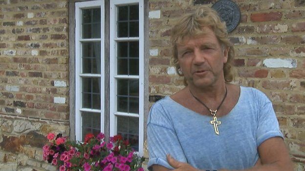 Surrey farmer Robert Fidler fails to demolish 'castle' - BBC News