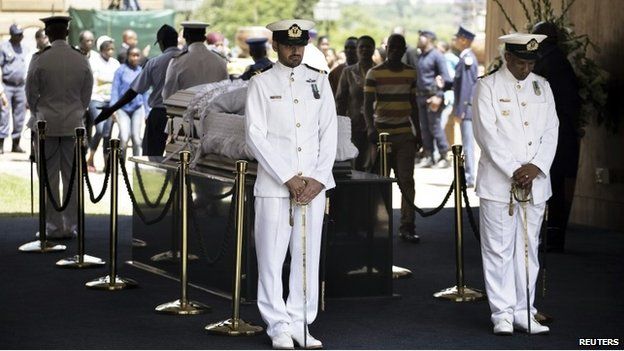 'I saw my Mandela... and all I could do was cry' - BBC News