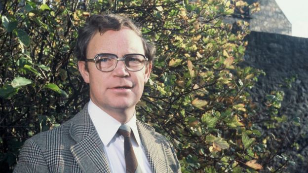 Hardy perennial - Beechgrove Garden's Jim McColl at 80 - BBC News