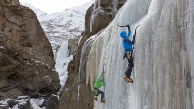 Ice climbing: The 'extreme sport' gaining popularity in India - BBC News