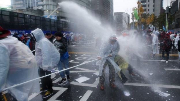 S Korea protesters clash with police in Seoul - BBC News