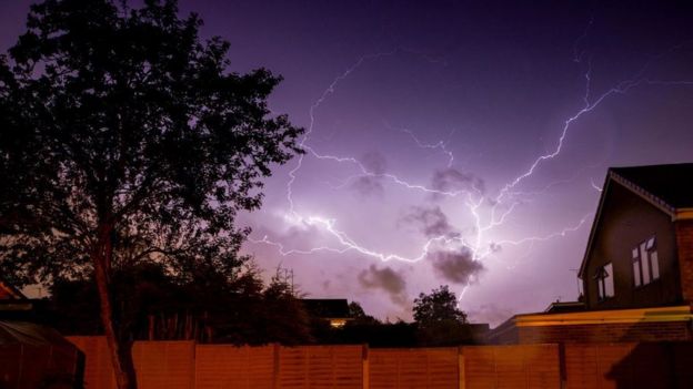 Lightning pictures: Spectacular storms light up England skies - BBC News