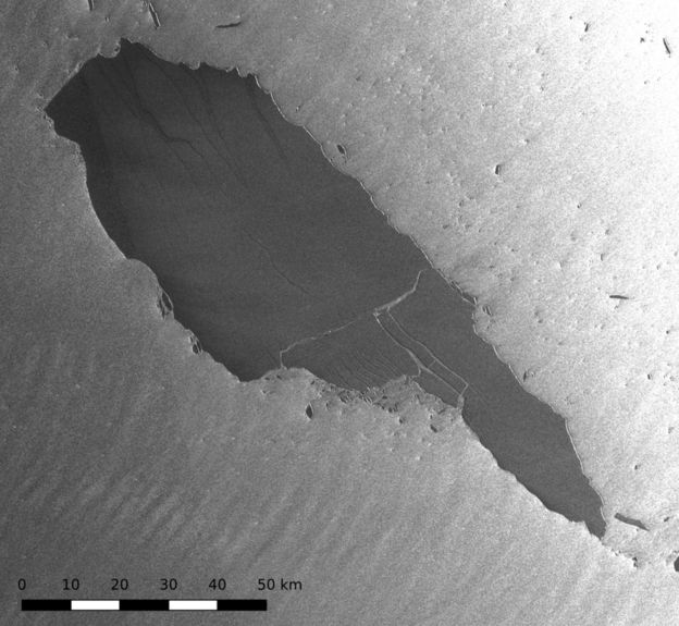 Giant iceberg A68a shatters into large fragments - BBC News