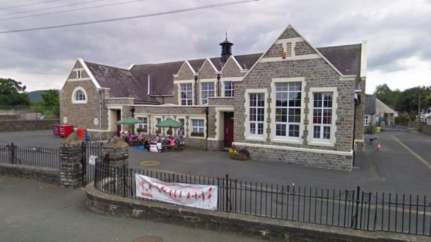 £30m Ysgol Bro Dinefwr in Ffairfach's official opening - BBC News