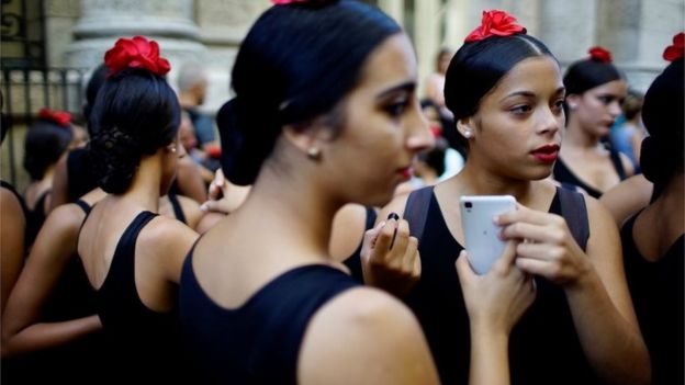 Cuba offers 3G mobile internet access to citizens - BBC News